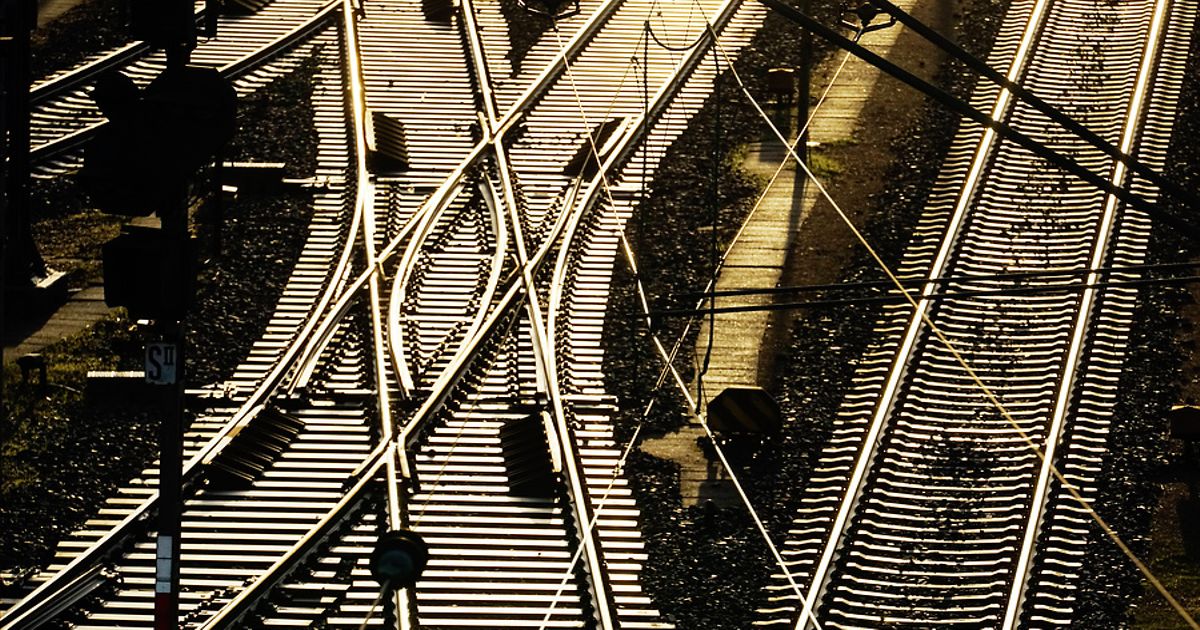 DB erneuert Eisenbahnbrücke über Rosmarinstraße