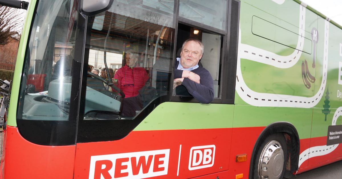 Rollender Supermarkt von REWE und Deutscher Bahn versorgt ländliche ...