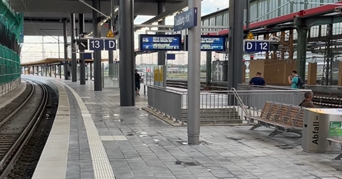 Erste Duisburger Welle steht: An Bahnsteig 6 im Hauptbahnhof halten ...