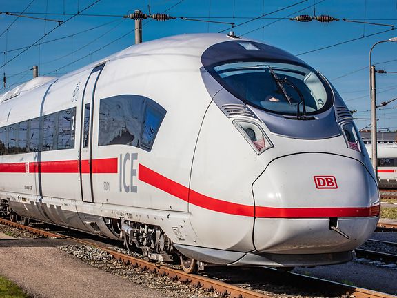 ICE 4607 entering 's-Hertogenbosch station, heading for Frankfurt Hbf ...